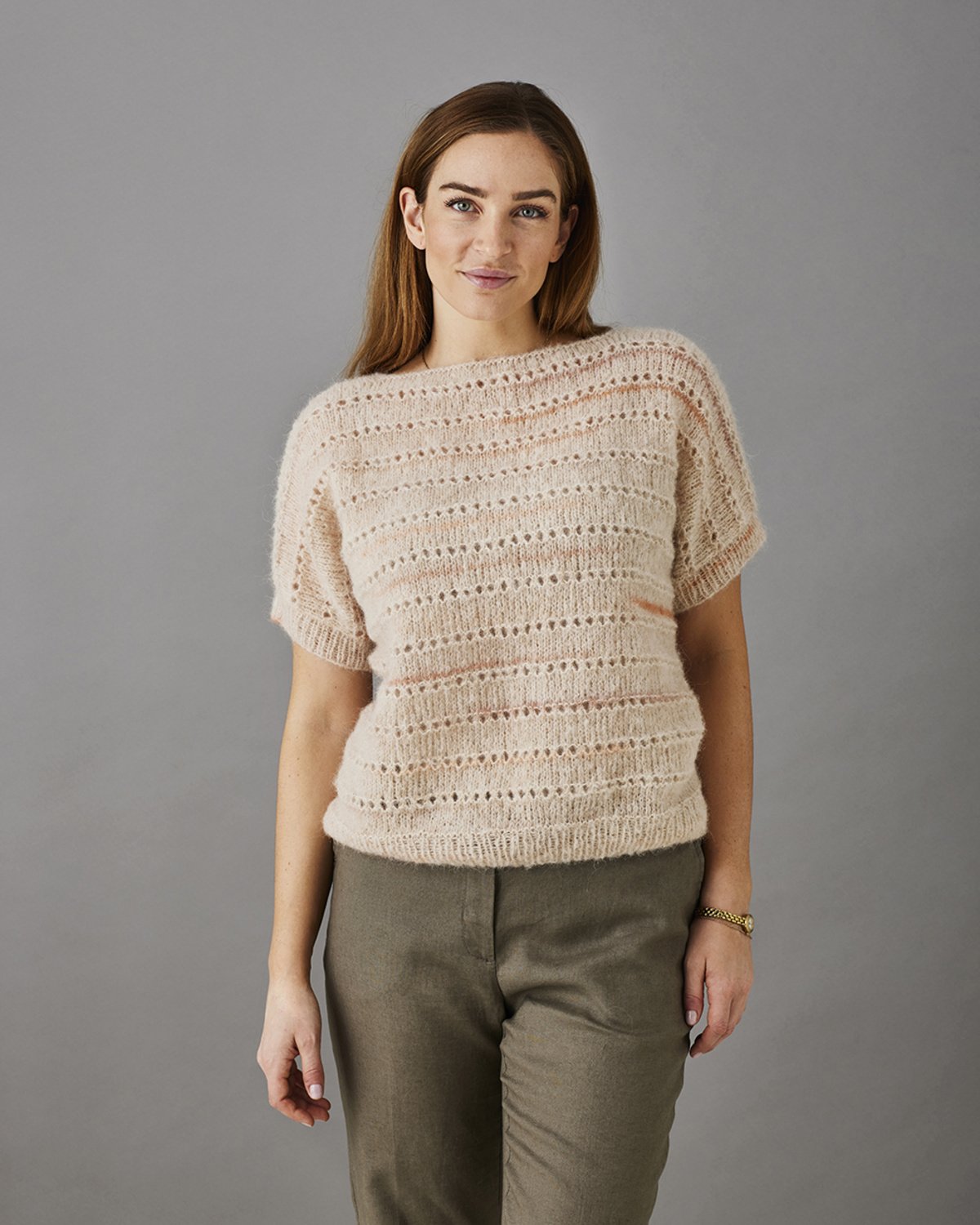 Løststrikket t-shirt med hulmønster - Opskrifter - idegarn